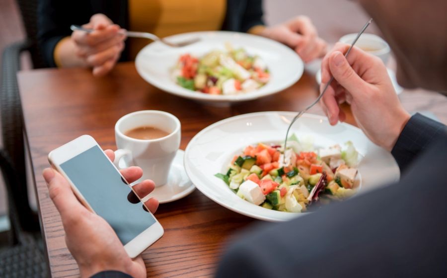 Handys beim Essen hemmen den Genuss | HOGAPAGE Nachrichten