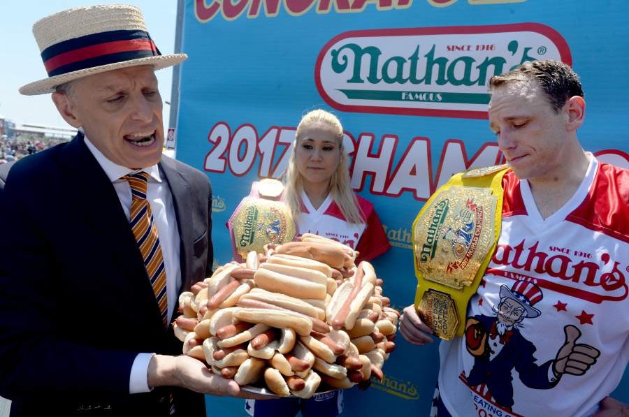 Hotdog-Wettessen: Weltrekord in 10 Minuten | HOGAPAGE Nachrichten